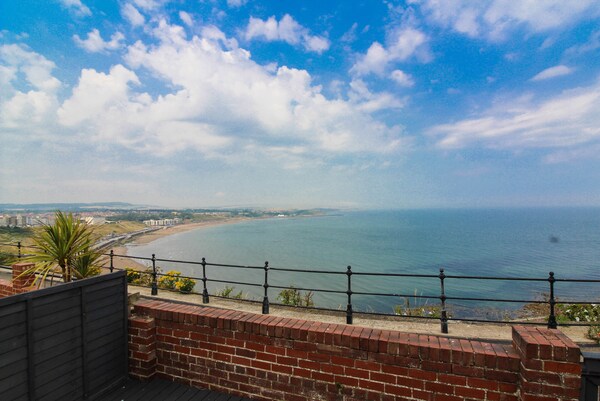 Superior 4 Bedroom Apartment - Scarborough