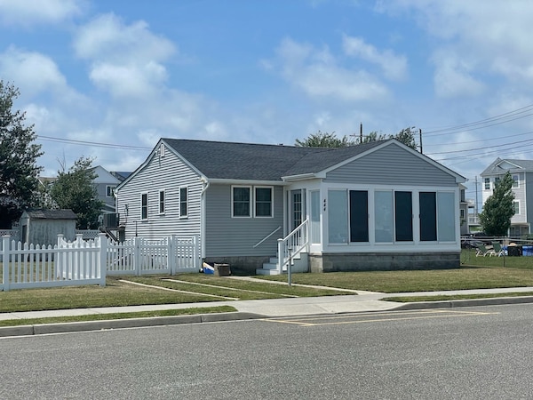Private House W/ Large Deck & Huge Yard!!  Near Bay Sleeps 8!! - Stone Harbor, NJ