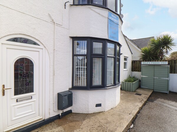 Flat 1 Niles Place, Pet Friendly, With A Garden In St Merryn - Constantine Bay