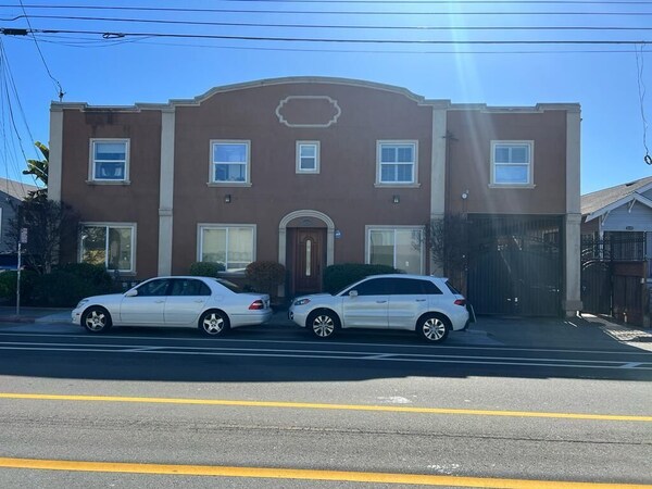 Spacious 2 Bedroom Loft In The Heart Of The Bay. Minutes From Attractions. - Alameda, CA