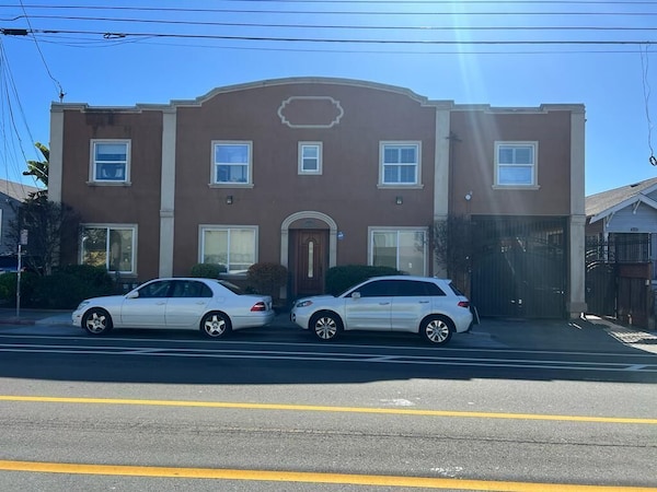 Spacious 2 Bedroom Loft In The Heart Of The Bay. Minutes From Attractions. - Alameda, CA