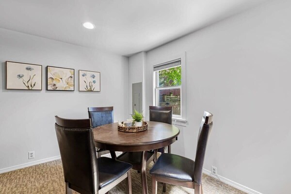 Queen Anne Charm Near Tech Hubs & Entertainment - Bainbridge Island, WA