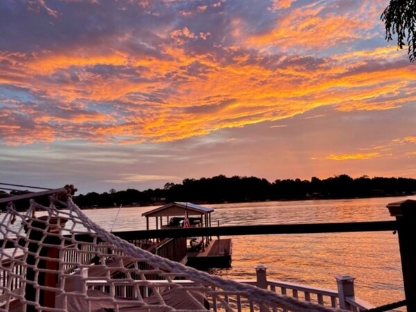 Lakefront Cottage- Ramp Access, Gas Fire Pit, Hammock, Kayaks & Gorgeous Views! - Denton, NC