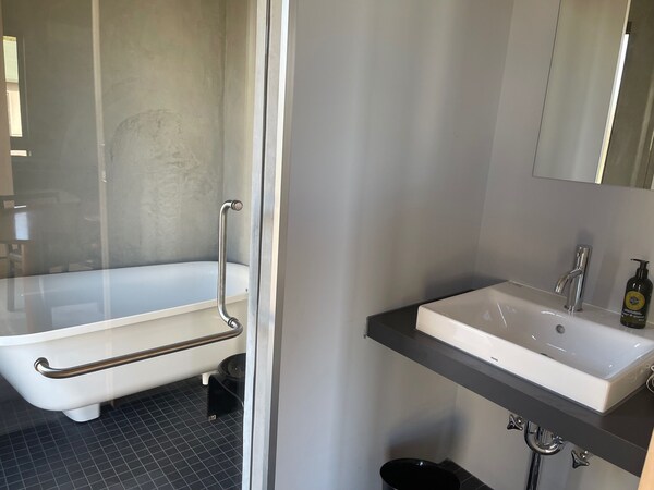 Minimal Quad Ran 4 Person Building \/ Sambugun Chiba - Chiba