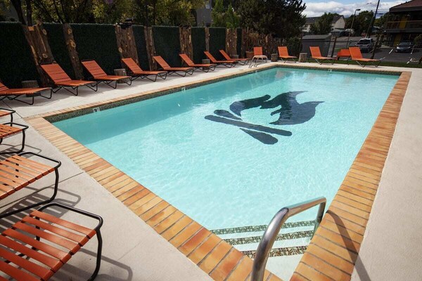 Two Comfortable Units With Free Parking, Onsite Swimming Pool! - Oregon