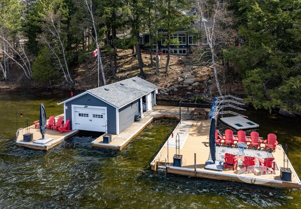 Exceptional 7 Bed 5 Bath Cottage On Lake Of Bays With Captivating Sunset Views - Ontario 60