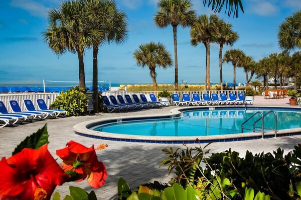 2 Pet-friendly Accommodation Near The Beach! With Parking, Outdoor Pools! - Treasure Island, FL