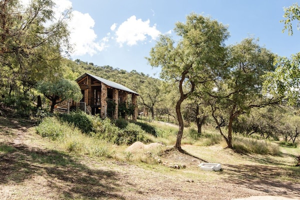 Romantic Stone Cottage Overlooking The Mountains. - Hartbeespoort