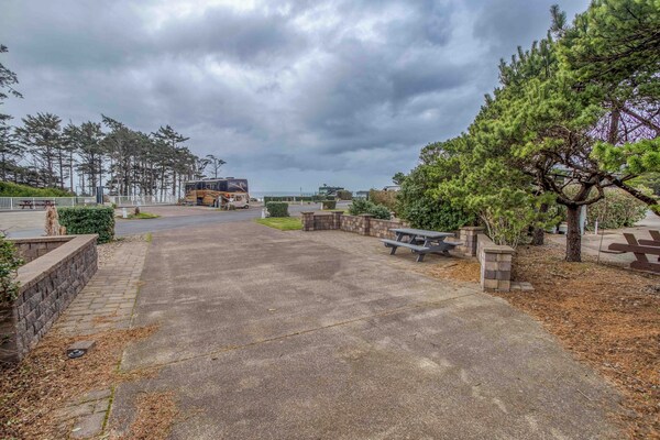 Dog Friendly, Available With 50amp, 30amp, Water And Sewer Hook Up's, Wifi - Newport, OR