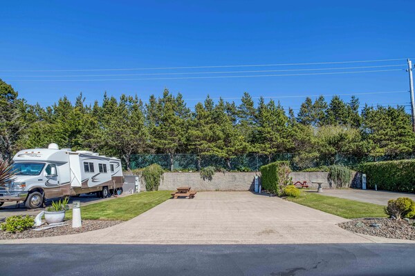Dog Friendly, Available With 50amp, 30amp, Water And Sewer Hook Up's, Wifi - Newport, OR