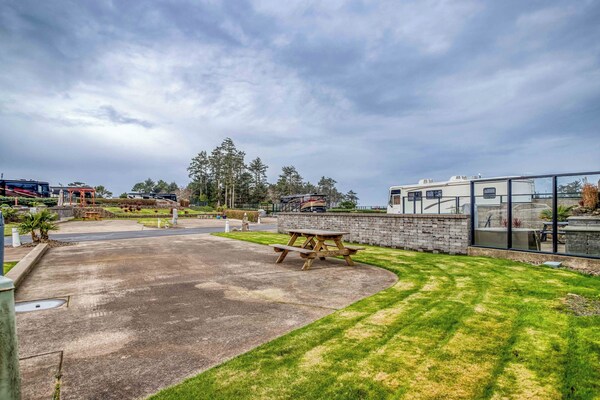 Dog Friendly, Available With 50amp, 30amp, Water And Sewer Hook Up's, Wifi - Newport, OR