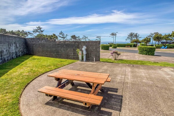 Dog Friendly, Available With 50amp, 30amp, Water And Sewer Hook Up's, Wifi - Newport, OR