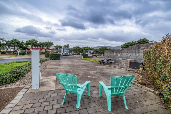 Dog Friendly, Available With 50amp, 30amp, Water And Sewer Hook Up's, Wifi - Newport, OR