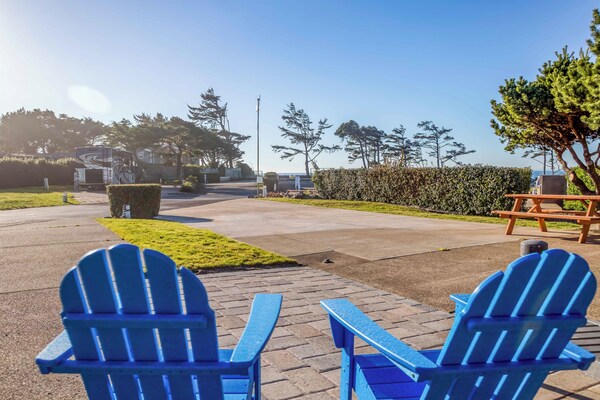 Dog Friendly, Available With 50amp, 30amp, Water And Sewer Hook Up's, Wifi - Newport, OR