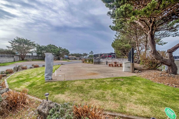 Dog Friendly, Available With 50amp, 30amp, Water And Sewer Hook Up's, Wifi - Newport, OR