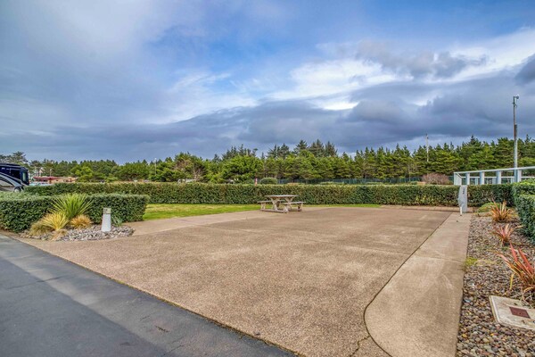 Dog Friendly, Available With 50amp, 30amp, Water And Sewer Hook Up's, Wifi - Newport, OR