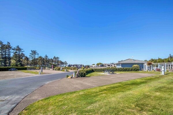 Dog Friendly, Available With 50amp, 30amp, Water And Sewer Hook Up's, Wifi - Newport, OR