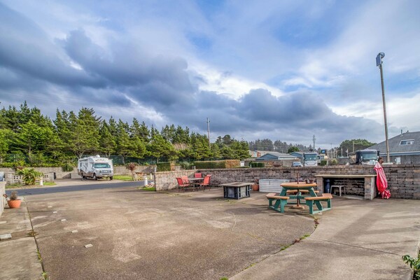 Dog Friendly, Available With 50amp, 30amp, Water And Sewer Hook Up's, Wifi - Oregon