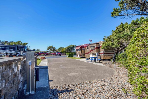 Dog Friendly, Available With 50amp, 30amp, Water And Sewer Hook Up's, Wifi - Newport, OR