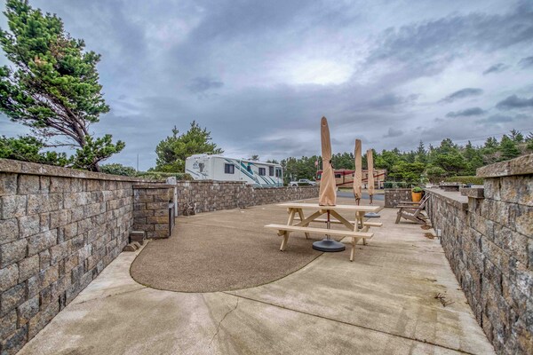 Dog Friendly, Available With 50amp, 30amp, Water And Sewer Hook Up's, Wifi - Oregon
