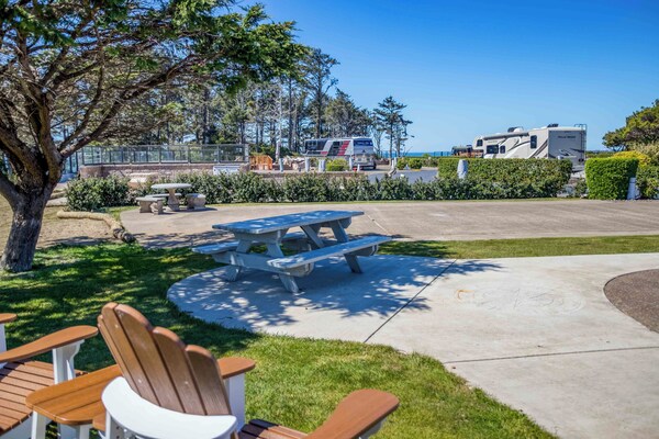 Dog Friendly, Available With 50amp, 30amp, Water And Sewer Hook Up's, Wifi - Newport, OR