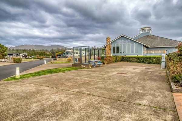 Dog Friendly, Available With 50amp, 30amp, Water And Sewer Hook Up's, Wifi - Newport, OR