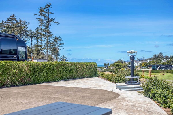 Dog Friendly, Available With 50amp, 30amp, Water And Sewer Hook Up's, Wifi - Newport, OR