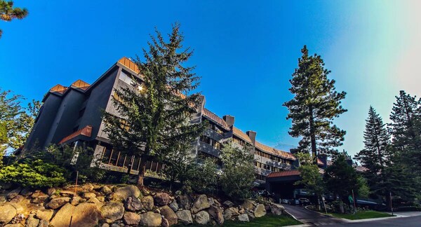 Steps From Heavenly: Spacious Hotel W/ Pool, Tennis & Mountain Charm - Lake Tahoe