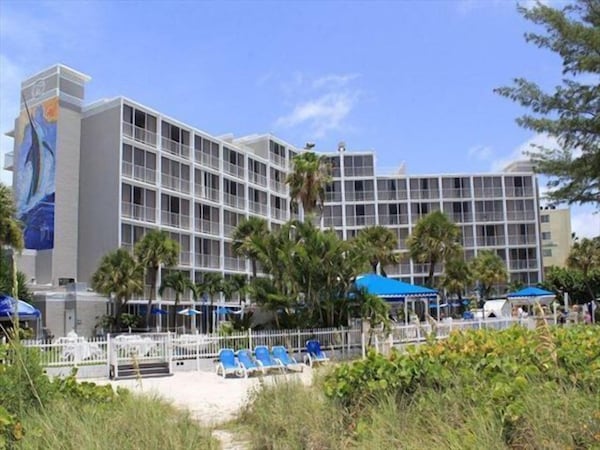 Your Ultimate Florida Escape! 2 Relaxing Units,  Kitchenette, Outdoor Pool! - St. Pete Beach, FL