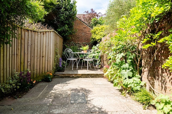 Snug Harbour Retreat With Courtyard & Log Fires - Lymington