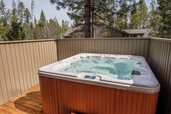 Sunriver Single-level Has King Suite, Hot Tub, Meadow And Bikes Near River! - Sunriver, OR