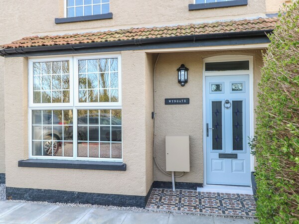 Wyngate, Pet Friendly, With A Garden In Happisburgh, East Anglia - Sea Palling