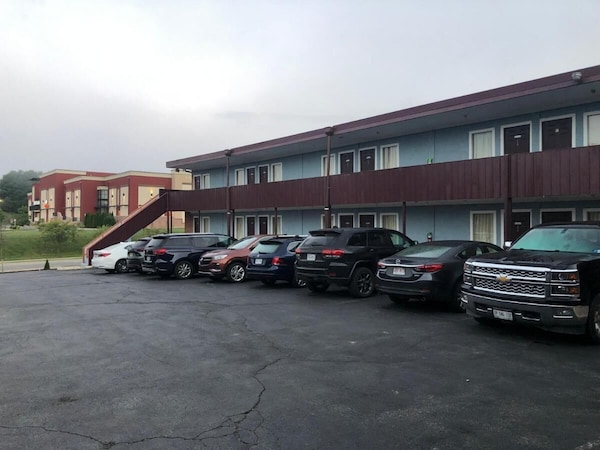2 Double Beds Non Smoking, Red Carpet Inn, Mini-fridge, Near Virginia Tech - Blacksburg, VA