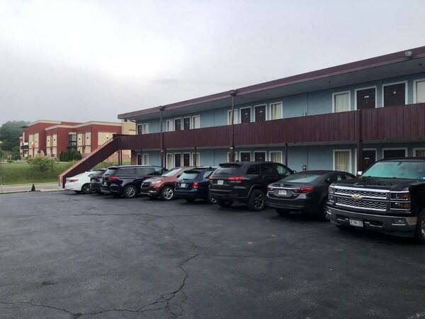 Budget-friendly Stay Near Virginia Tech University With Free Parking - Blacksburg, VA