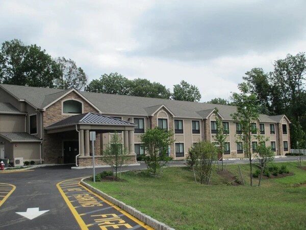 Cozy Amenities & Complimentary Breakfast Close To Golf Clubs - New Brunswick, NJ