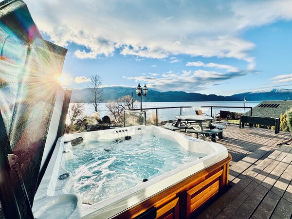 Lakefront Home On Okanagan Lake With Private Hot Tub & Mooring Buoy - Peachland