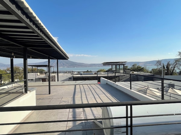 Disfruta De La Tranquilidad Familiar En Chapala. Casa Para 2 Adultos Y 2 Menores - Ajijic