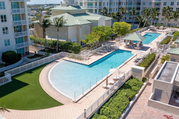 Spring Deals! Relax At The Oasis Suite Casa Costa 201s, Pools, Jacuzzi, Beach, Shops & Dog Friendly - Boynton Beach, FL