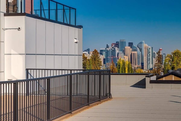 Pet Friendly Apartment W/ Free Underground Parking & Sofa Bed - Calgary