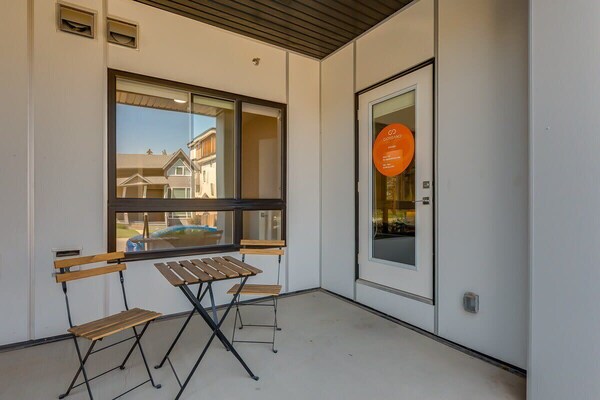 Pet Friendly Apartment W/ Free Underground Parking - Calgary