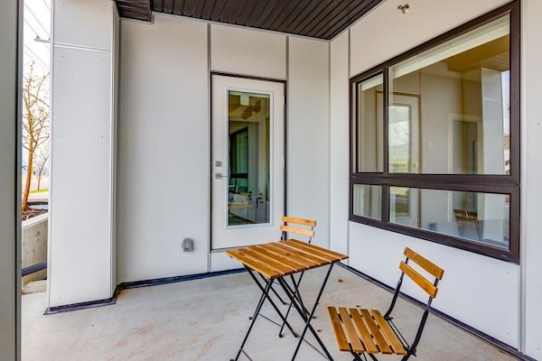 Pet Friendly Apartment W/ Free Underground Parking - Calgary