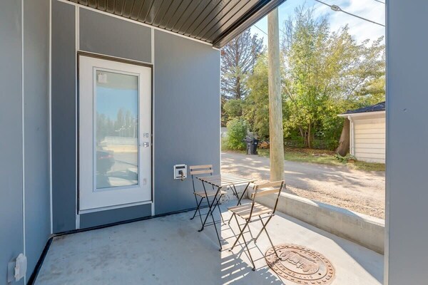 Pet Friendly Apartment W/ Free Underground Parking - Calgary