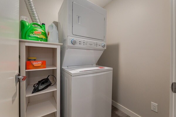 Pet Friendly Apartment W/ Free Underground Parking - Calgary