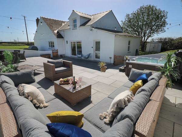 Piglet Cottage, Pet Friendly, With Hot Tub In Milford Haven - Pembrokeshire