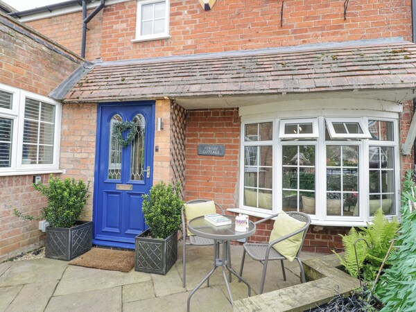 Jubilee Cottage, Pet Friendly, With A Garden In Tiddington - Warwickshire