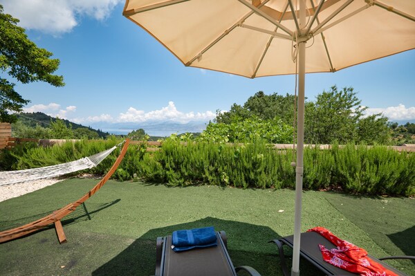 Villekulla Villa: Tranquil Stay With Sea Views - Ksamil