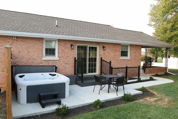 Modern/cozy Rancher, Amish Views*hot Tub/game Room - Lancaster, PA
