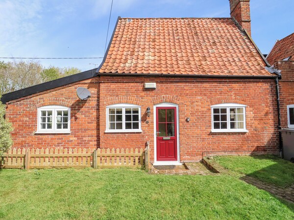 3 The Almshouse, Pet Friendly, With A Garden In Peasenhall - Suffolk