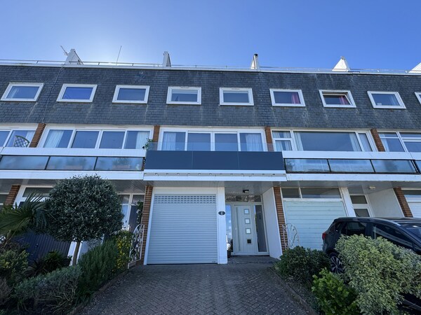4 Heath Rise - Sleeps 6 Guests  In 3 Bedrooms - Brixham