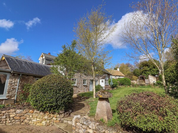 Bridge Cottage, Pet Friendly, Character Holiday Cottage In Dalwood - Honiton